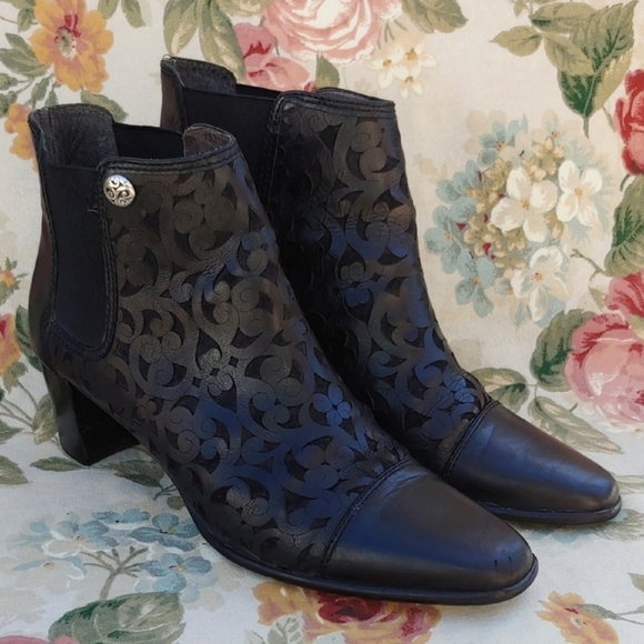 Brighton | Shoes | Brighton Chelsea Black Ankle Pullon Leather Boots ...